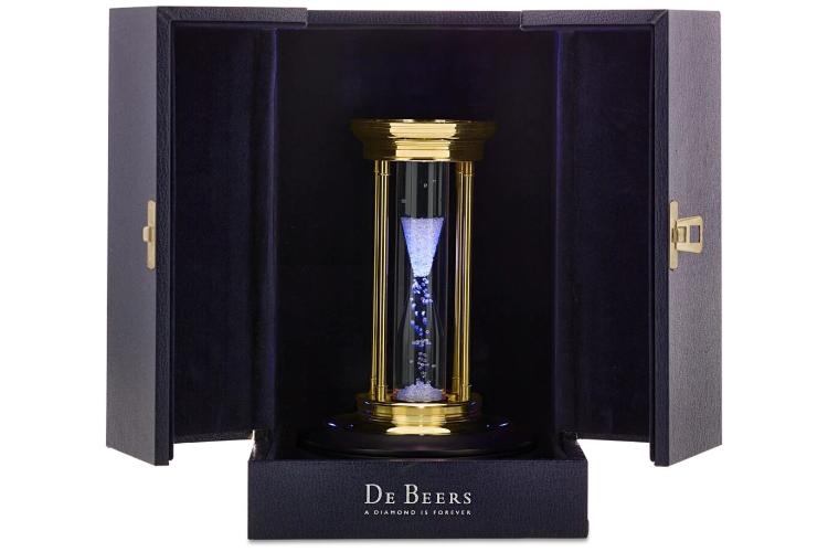 De Beers Unveils... an Hourglass with 2,000 Diamonds Instead of Sand