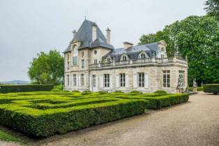 ARISTOCRATIC ESTATE NEAR PARIS